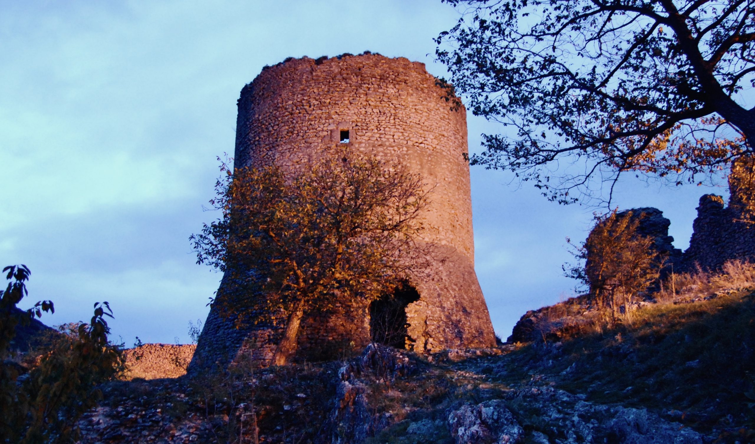 CASTELLI D’ABRUZZO: LA STORIA DELLA TORRE MASTIO DI ORTONA DEI MARSI ...
