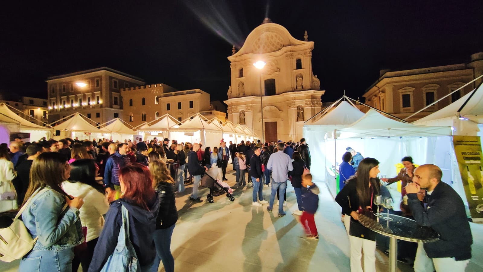 "Vinaria", un'altra giornata di convivialità tra vini e formaggi nel ...